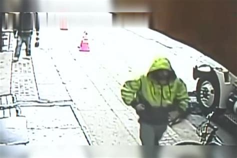 大叔路过流浪汉直接起身一把将其推到
