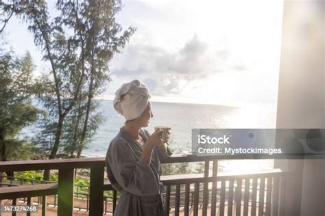 느린 아침 일출에 발코니에서 커피를 마시며 바다를 바라보는 여자 30 34세에 대한 스톡 사진 및 기타 이미지 30 34세