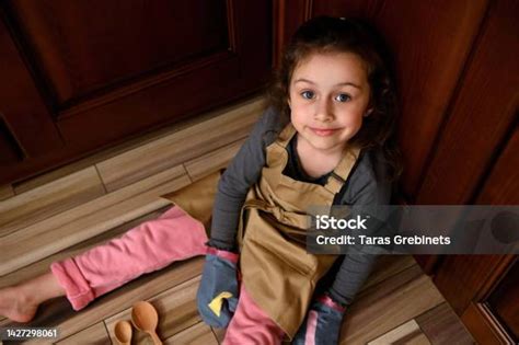 탑 뷰 귀여운 아이 걸 베이지 색 요리사 앞치마와 부엌 장갑에 작은 빵 굽는 과자 카메라에 달콤하게 웃고 4 5세에 대한 스톡 사진 및 기타 이미지 Istock