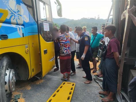 မြဝတီ ကော့ကရိတ်သွား အာရှလမ်းမကြီးပေါ်တွင် ခရီးသည်တင် Express ကားန