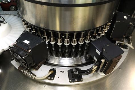 제약 산업 생산 라인 유리 병 공장에서 앰플 기계 컨베이어 액체 및 용기 결함의 고체 입자를 위해 병과 앰플을 채웁니다 제약