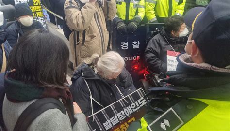 전장연 출근길 ‘기습 시위시민들 “출근하는 사람은 무슨 죄냐” 헤럴드경제