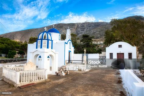 그리스 산토리니의 아름다운 섬에 있는 카마리 근처의 유명한 파나기아 에피스코피 교회 근처 메사 고니아의 작은 교회와 묘지 0명에 대한 스톡 사진 및 기타 이미지 Istock