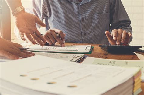 비즈니스 팀 회의 및 프로젝트 계획을 논의입니다 실업가 함께 논의 하는 회의실입니다 비즈니스 프로젝트와 함께 일 하는 전문 투자자 재무 관리자 작업입니다 개체 그룹에 대한