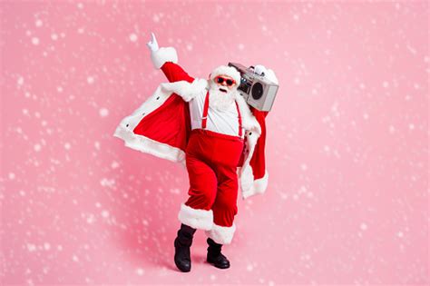 2021 Xmas 크리스마스 파티 시작 전신 사진 미친 수염 과체중 산타 클로스 큰 배꼽 댄스 올리기 손가락 잡기 붐 상자 착용 선글라스 모자 멜빵 절연 파스텔 색상 배경