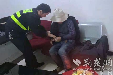 当阳耄耋老人雨中迷路摔倒 远安民警相救助老人回家荆楚网