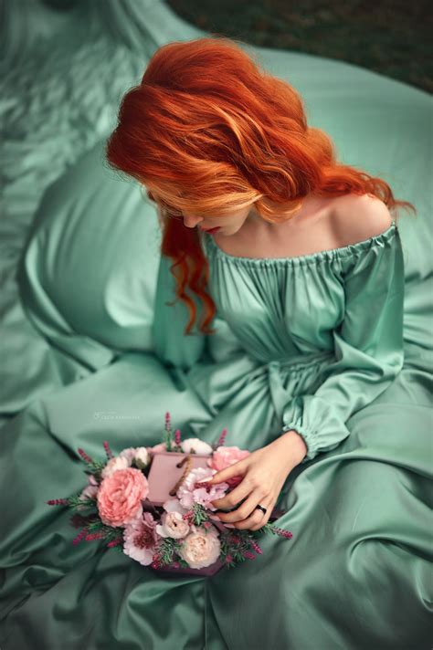 Фото Рыжеволосая девушка в бирюзовом платье с букетом цветов