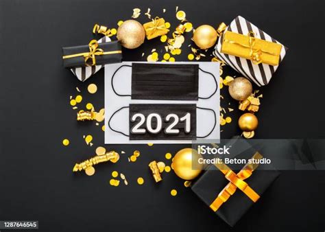 2021 골드 크리스마스 축제 장식으로 만든 프레임에 블랙 의료 얼굴 마스크에 텍스트 문자 보호 얼굴 수술 마스크 검역 코비드 19 코로나바이러스에서 새해를 축하합니다 제재