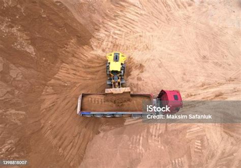 열린 구덩이에있는 티퍼 트럭에 휠 로더로드 모래 오픈 피트 광산에서 토공의 프런트 엔드 로더 개발에 대한 스톡 사진 및 기타 이미지 Istock