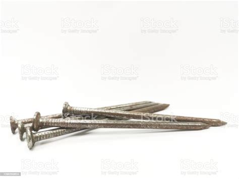 흰색 배경 장비 기술자 손톱 가까이 나사 스레드를 닫습니다 강철에 대한 스톡 사진 및 기타 이미지 강철 개념 개념과 주제 Istock