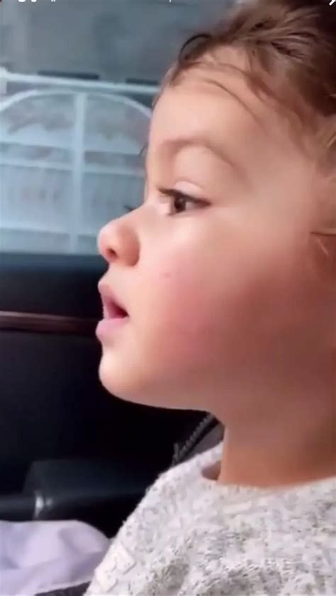 کلیپ بامزه دختر بچه و دنت توت فرنگی