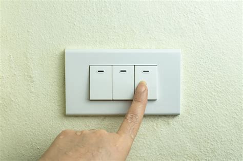 젖은 손은 백색 벽 배경에 전등 전기 스위치를 켜고 촉촉한 손은 감전 개념을 할 수 있는 동안 전원을 끄지 마십시오 가정의 방에 대한 스톡 사진 및 기타 이미지 Istock