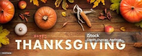 추수감사절 가을 수확 배경으로 호박 배 잎 옥수수를 복사 공간이 있는 소박한 나무 테이블에 놓습니다 추수감사절에 대한 스톡 사진 및 기타 이미지 Istock