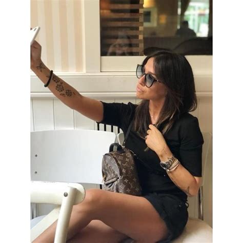 Секси майката на Заниоло обрана