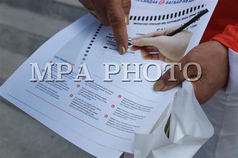 Ховд аймгийн Жаргалант сумын Хайрхан багийн Засаг дарга н Цэнд Аюуш сонгогчдод мөнгө тарааж