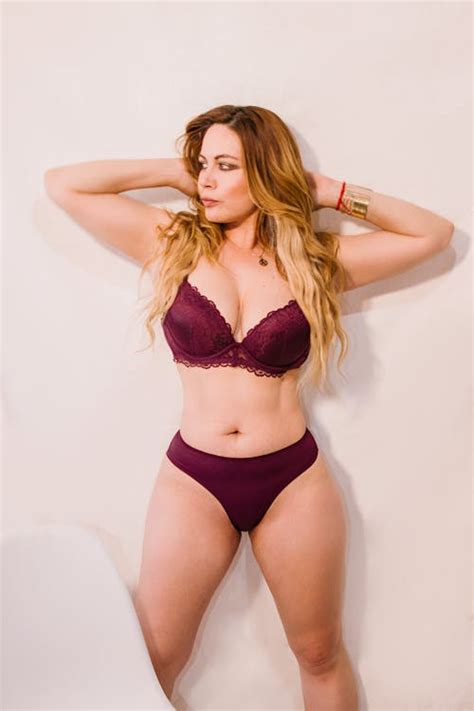 あずき色 かかと スタジオ撮影 パンティー ファッション写真 ブラジャー ブロンド モデル ランジェリー 下着 垂直