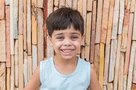 Chico Lindo Y Feliz Sonriendo Foto Gratis