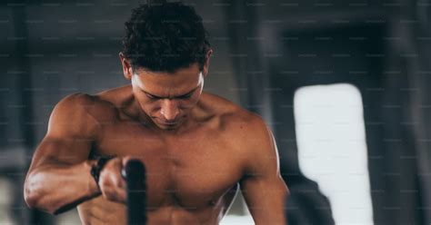 근육 강력한 공격적인 남자 훈련 로프 기능 훈련 피트니스 체육관 사진 Unsplash의 재미 이미지