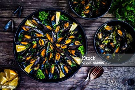 나무 테이블에 레몬과 파슬리와 함께 조리 된 홍합 0명에 대한 스톡 사진 및 기타 이미지 0명 갑각류 건강한 식생활