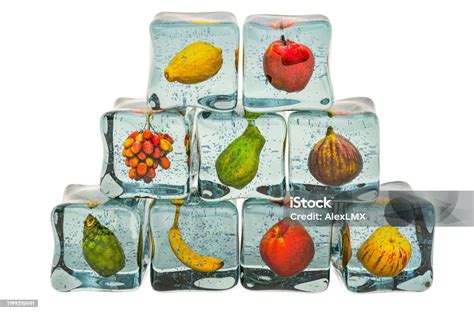 얼음 조각 피라미드에 냉동 과일 흰색 배경에서 격리된 3d 렌더링 3차원 형태에 대한 스톡 사진 및 기타 이미지 3차원 형태 깊은 냉동실 Istock