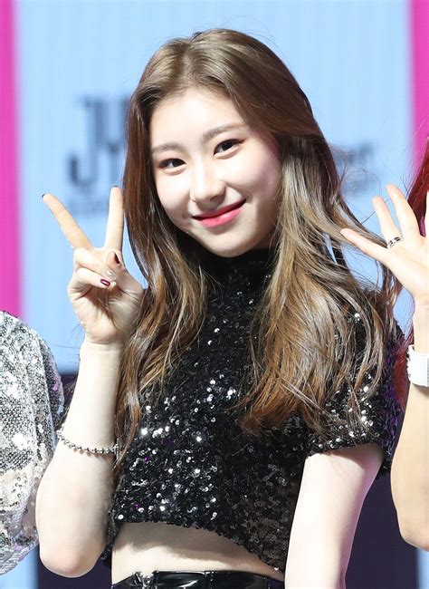 Itzy Chaeryeong Wallpapers Wallpaper Cave