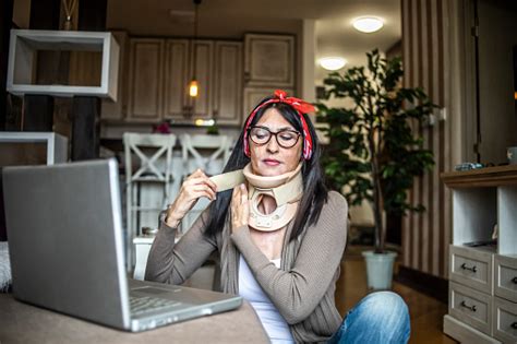 목 부상 후 이전 아름다운 검은 머리 여성은 기분이 좋고 그녀의 아파트에서 시간을 보낸다 자궁 경부 수술 칼라를 가진 여자는 매일 집에서 활동을 수행 여자는 목을 조여