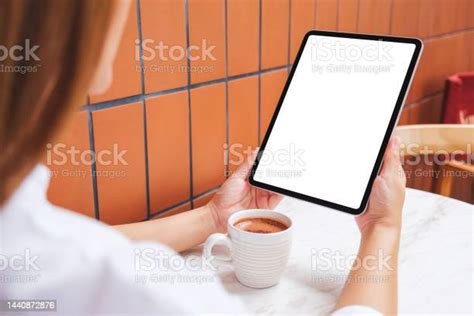 카페에서 빈 흰색 데스크톱 화면으로 디지털 태블릿을 들고있는 여성의 모형 이미지 35 39세에 대한 스톡 사진 및 기타 이미지 35 39세 가정 생활 공란 Istock