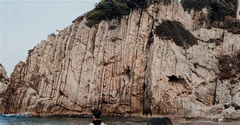 바다 옆 해변에 서 있는 사람 사진 Unsplash의 바닷가 이미지