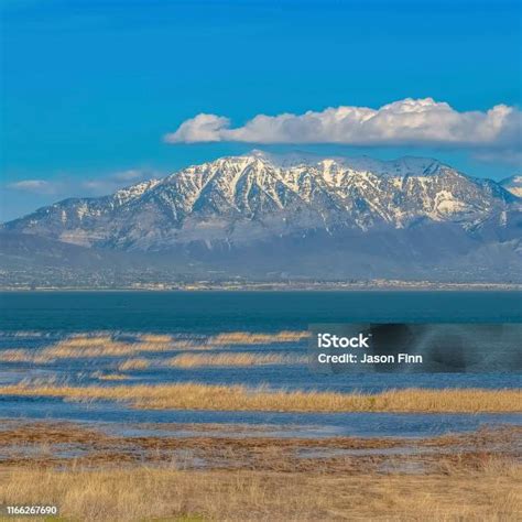 푸른 하늘을 비추는 계곡과 호수 위에 우뚝 솟은 광장 프레임 눈 덮인 산 0명에 대한 스톡 사진 및 기타 이미지 0명 계곡 낮 Istock