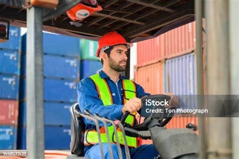 화물 컨테이너 야드에서 수출입 구역에서 컨테이너 상자를 적재하는 지게차를 운전하는 전문 엔지니어 기술자 건설 기계류에 대한 스톡 사진 및 기타 이미지 Istock