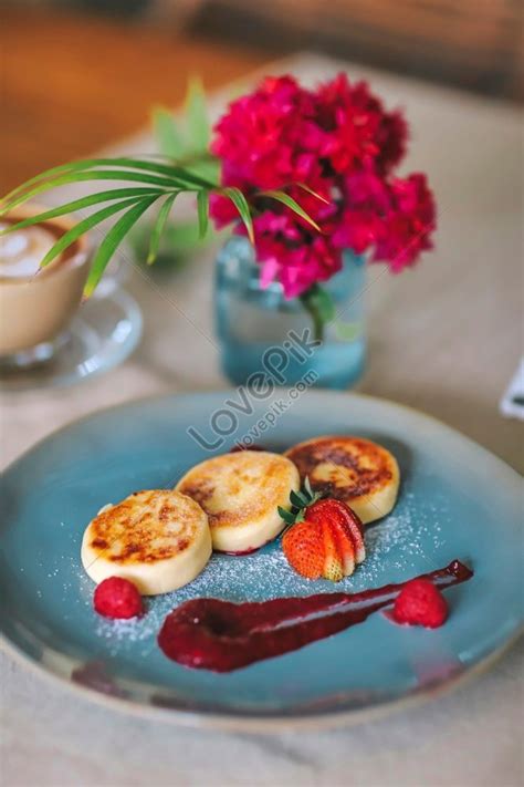 녹색 접시에 라즈베리 잼이 있는 코티지 치즈 팬케이크syrniki 사진 사진 무료 다운로드 Lovepik