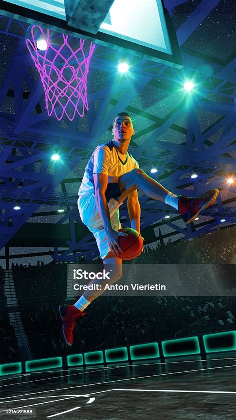 손으로 만든 콜라주 흰색 유니폼을 입은 선수가 네온 불빛 별이 빛나는 천장 조명이 켜진 코트가 있는 3d 경기장에서 빛나는 보라색 골대 아래로 뛰어듭니다 운동 선수에 대한