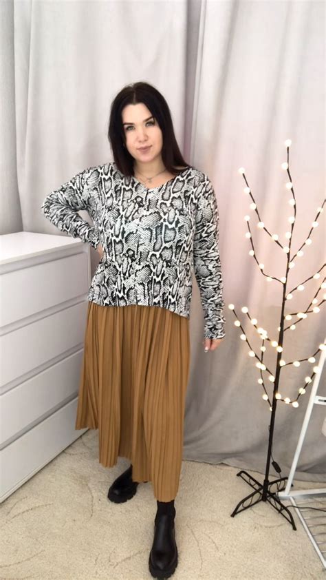 Сток секонд б у новий одяг ПРОДАНО Светр Розмір L Xl Ціна 300 грн ПРОДАНО Спідниця Розмір Xl