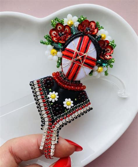 Брошка лялька мотанка берегиня з бісеру оберіг — ціна 1050 грн у каталозі Брошки Купити