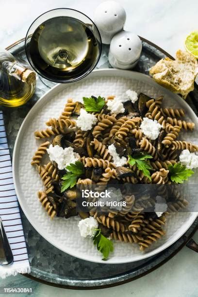 대리석 테이블에 있는 쟁반에 포르토벨로 버섯과 리 코타 치즈와 함께 반 밀 패로 밀가루에서 글루텐 프리 파스타 건강 한 채식 요리법 Farro에 대한 스톡 사진 및 기타