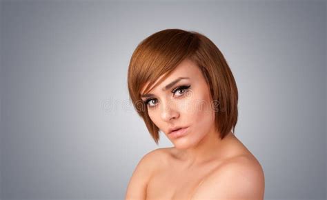 Fermez Vous Vers Le Haut Du Portrait De La Belle Jeune Fille Nue Photo Stock Image Du Charme