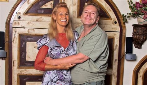 Πέθανε η σύζυγος του Τζον Λίντον των Sex Pistols μετά από μάχη με το Αλτσχάιμερ Topontikigr