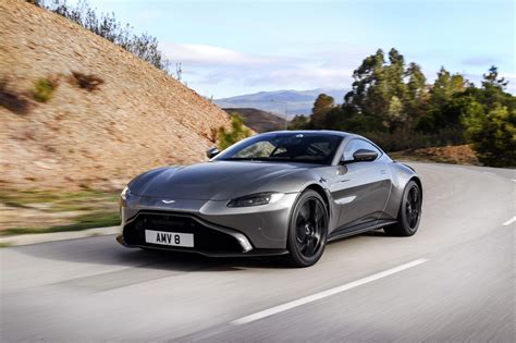 Photo 1 Aston Martin Vantage 2018 Gris Travelling Avant Gauche