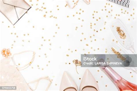 여성 액세서리 파티 창조적 인 구성 신발 장식 안경과 샴페인 옷 선물 흰색 배경색색종이 병 상단 보기 플랫 레이 복사 공간 0명에 대한 스톡 사진 및 기타 이미지 Istock