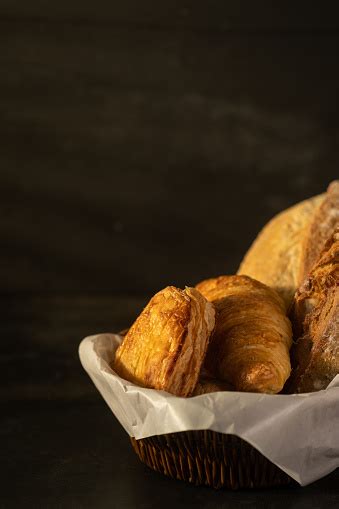 소박한 테이블에 고리 버들 바구니에 다양한 딱딱한 빵 건강한 식생활과 전통적인 베이커리 개념 0명에 대한 스톡 사진 및 기타 이미지 Istock