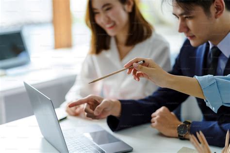 비즈니스 사람들은 노트북 컴퓨터에서 투자 프로젝트 작업 및 계획 전략에 대해 논의합니다 사진 Unsplash의 사업 이미지