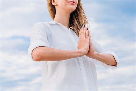 나 마스 테 Mudra 흐린 하늘 앞에 만들기 손으로 명상 젊은 여자의 자른 기도 자세에 대한 스톡 사진 및 기타 이미지 기도 자세 명상하기 무드라 Istock