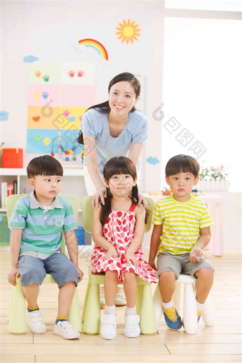 老师和儿童在幼儿园里 包图企业站