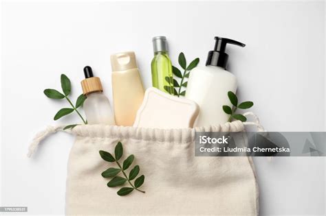 스파 준비 흰색 배경에 소형 세면 용품 가방 나뭇 가지 및 화장품 평평한 누워 메이크업 화장품에 대한 스톡 사진 및 기타 이미지 메이크업 화장품 보살핌 호화로움