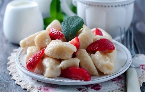 Ленивые вареники с клубникой и сметаной