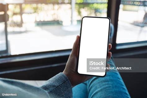 카페에 앉아있는 동안 빈 흰색 데스크톱 화면으로 휴대 전화를 들고있는 여성 가득 찬에 대한 스톡 사진 및 기타 이미지 가득 찬 검은색 공란 Istock