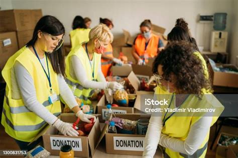 가난한 사람들을 위한 기부 상자를 조립하는 여성 자원봉사자 25 29세에 대한 스톡 사진 및 기타 이미지 25 29세 40 44세 45 49세 Istock
