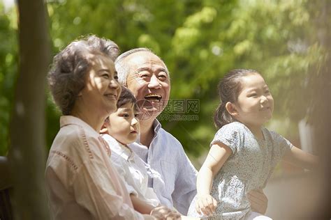 爷爷奶奶带着孩子们出门高清图片下载 正版图片502103396 摄图网