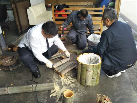 若手新編纂の管理職チームで門松作成