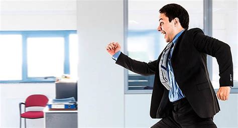 5 Tips Para Lidiar Con Personas Que Llegan Tarde Al Trabajo Mujer Ojo
